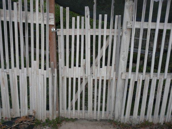 How to build a garden gate. A basic plan in pictures.