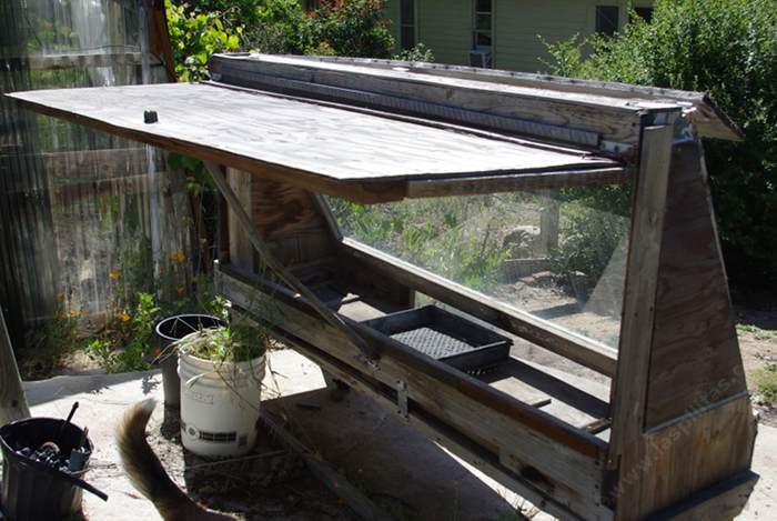 Pictures of how to build a cheap solar dryer.
