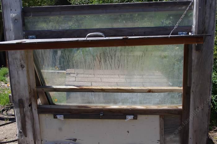 Pictures of how to build a cheap solar dryer.