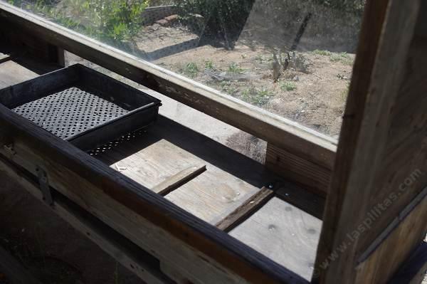 Pictures of how to build a cheap solar dryer.